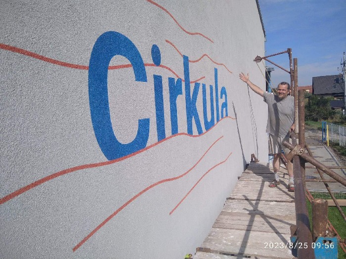 Nápis 6x2m na fasádě "Re-Use centra" Cirkula ve Slavičíně :: vertikalnitisk