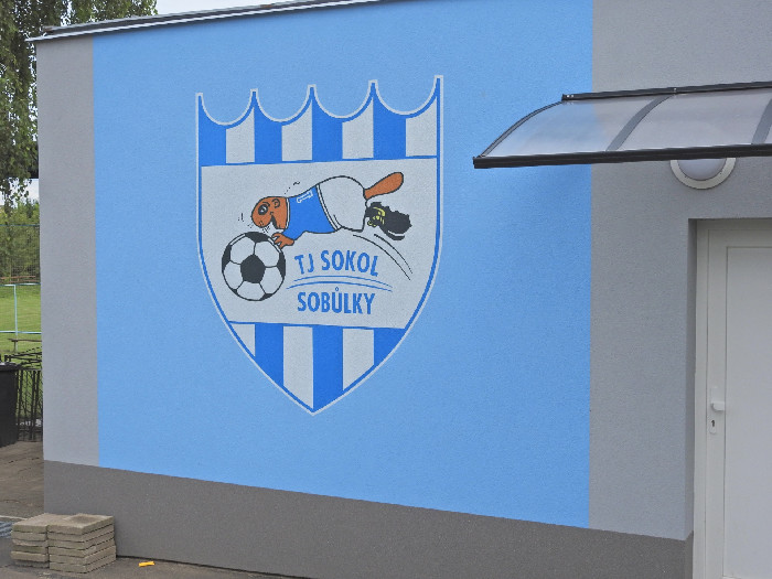 Sobůlky mají sportovního ducha a moc pěkné vytištěné logo sokola ...
